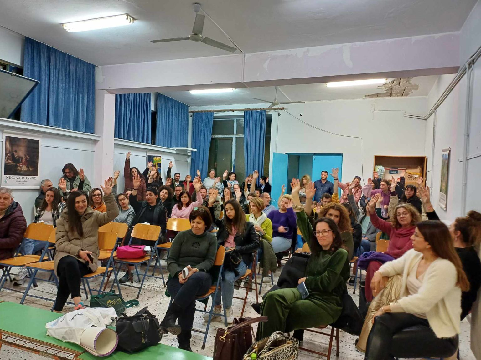 Φωτορεπορτάζ Ένα δάσος από σηκωμένα χέρια στις πιο μαζικές Γενικές ...