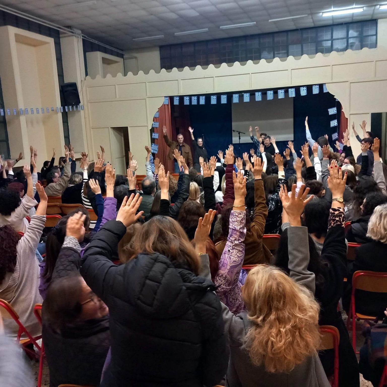 Φωτορεπορτάζ Ένα δάσος από σηκωμένα χέρια στις πιο μαζικές Γενικές ...