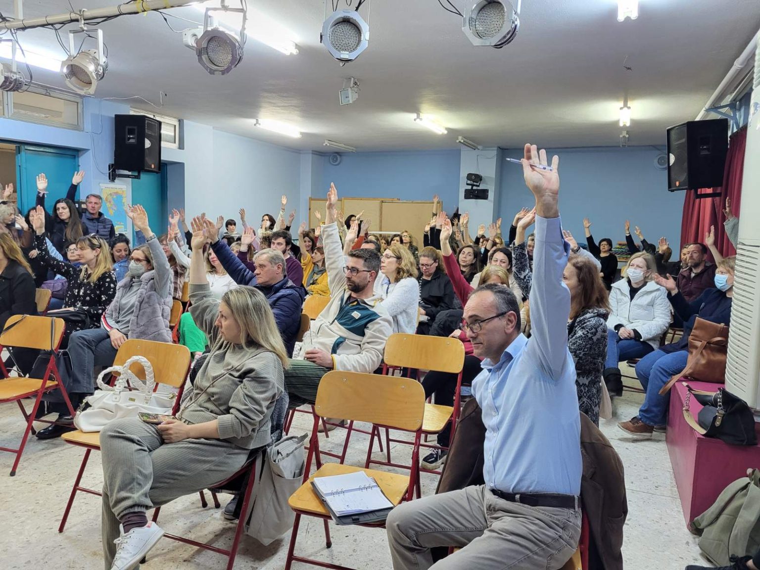Φωτορεπορτάζ Ένα δάσος από σηκωμένα χέρια στις πιο μαζικές Γενικές ...